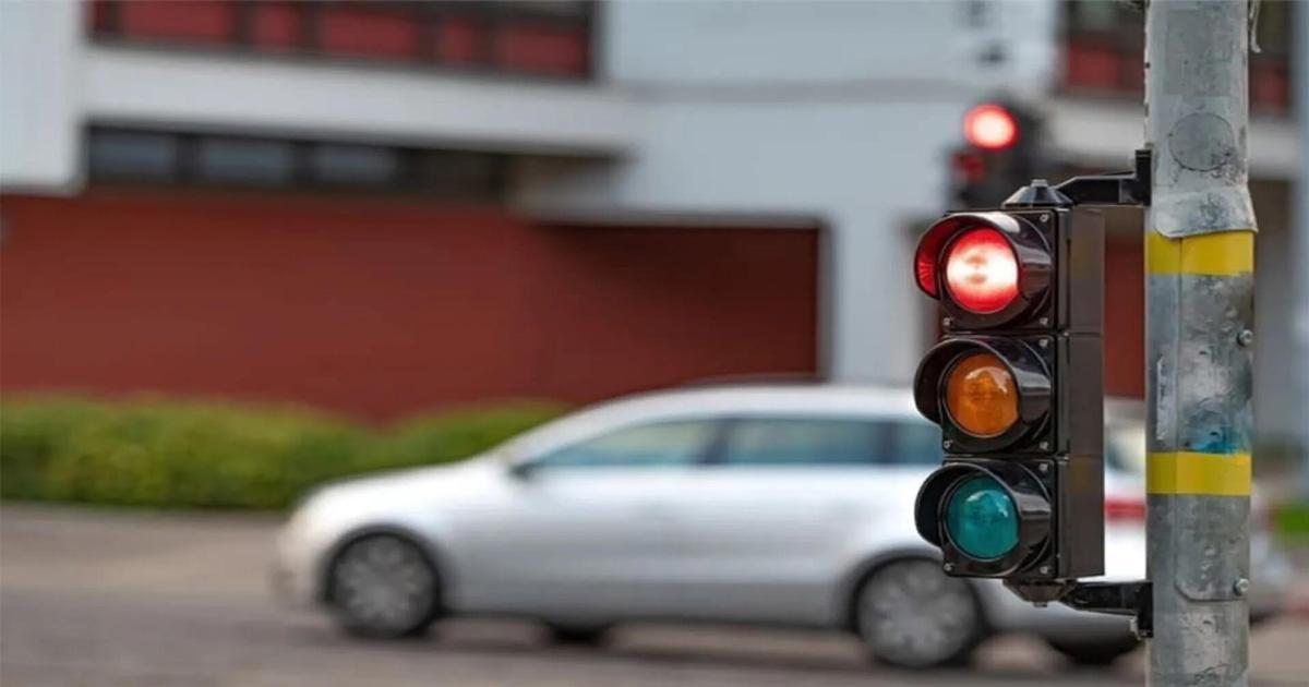 Vượt đèn đỏ ô tô phạt bao nhiêu? Cập nhật mức phạt năm 2025